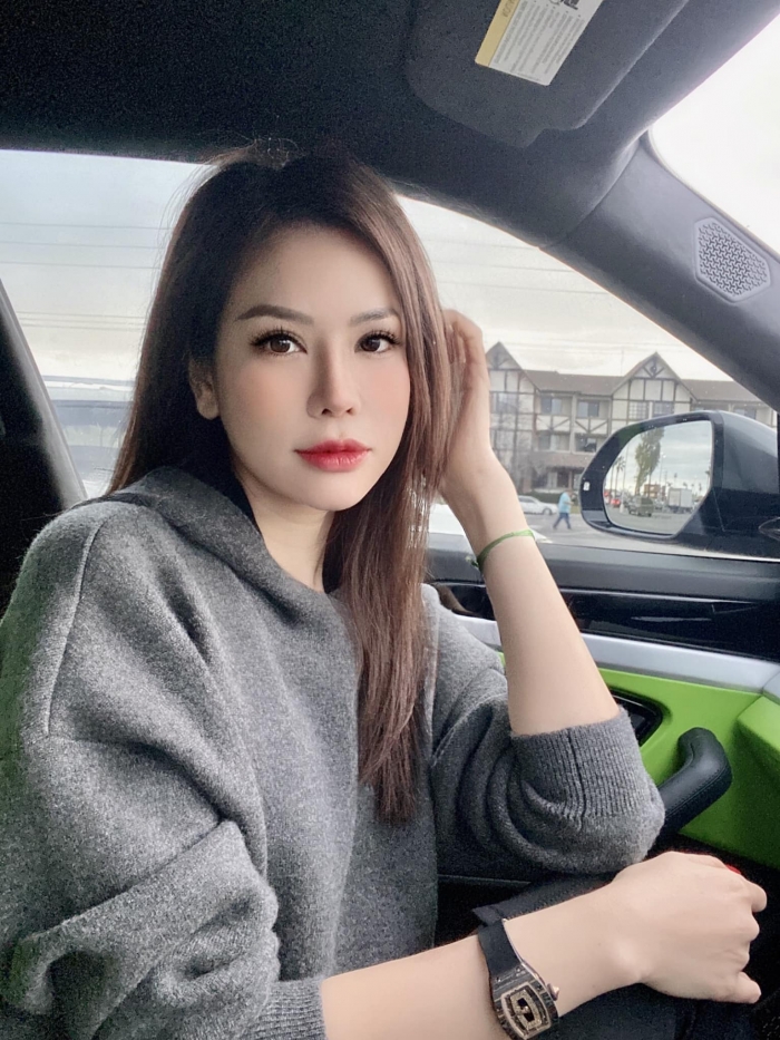 Netizen tấm tắc khen khi con dâu tỷ phú Hoàng Kiều trực tiếp đi làm từ thiện ngay khi vừa về nước